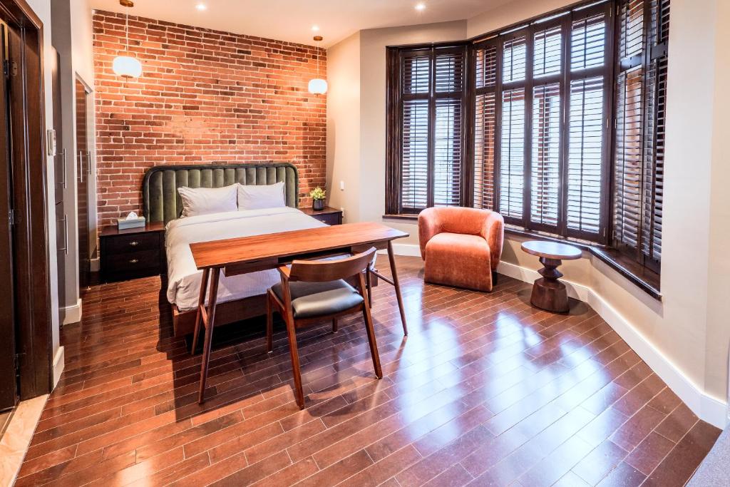 Self Check-In Boutique Hotel - Quartier latin - Room 101, Montreal ...