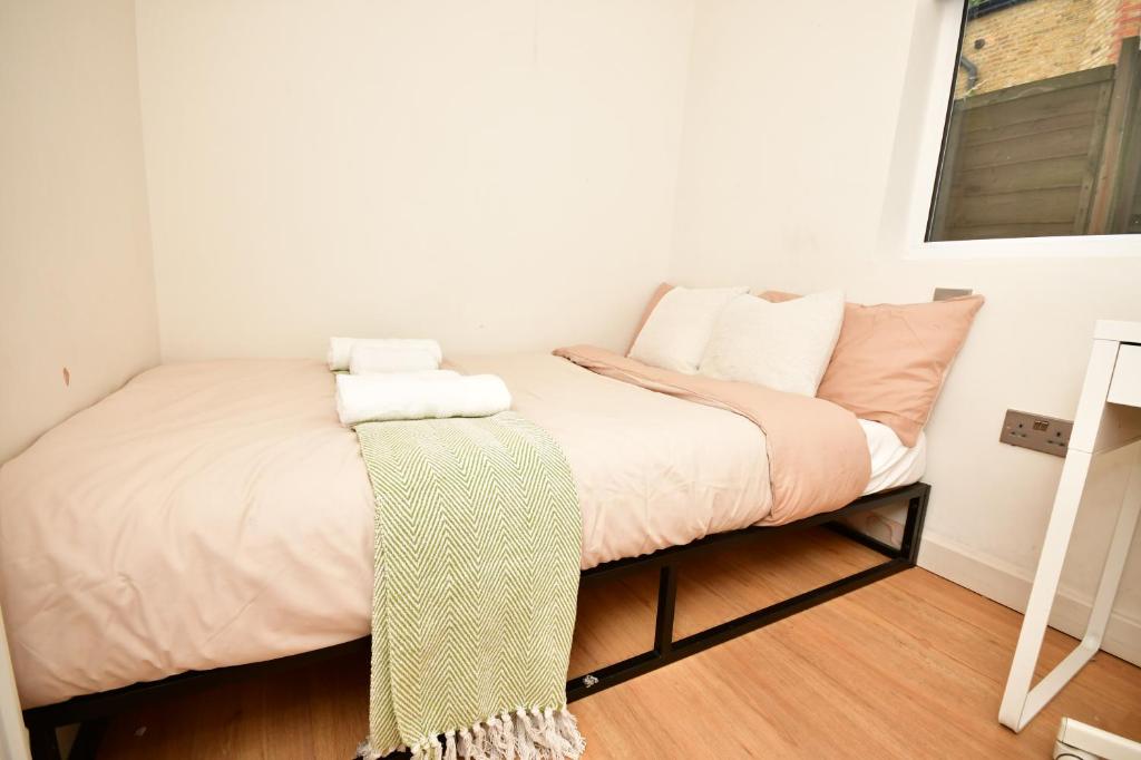 Double room with shared Bathroom in Kingstone central, Kingston upon ...