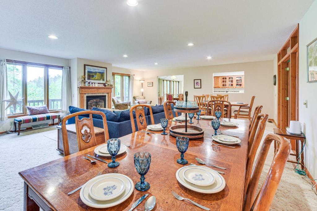 Lakeside Spooner Home with Game Room and Views!, Shell Lake (актуальные ...