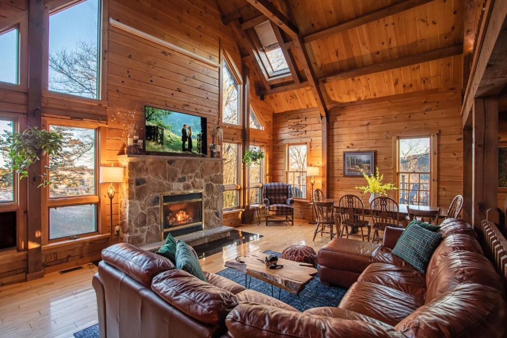 Rustic Ridge Log Cabin: Hot Tub, Games, Views!, Mount Pocono (precios ...