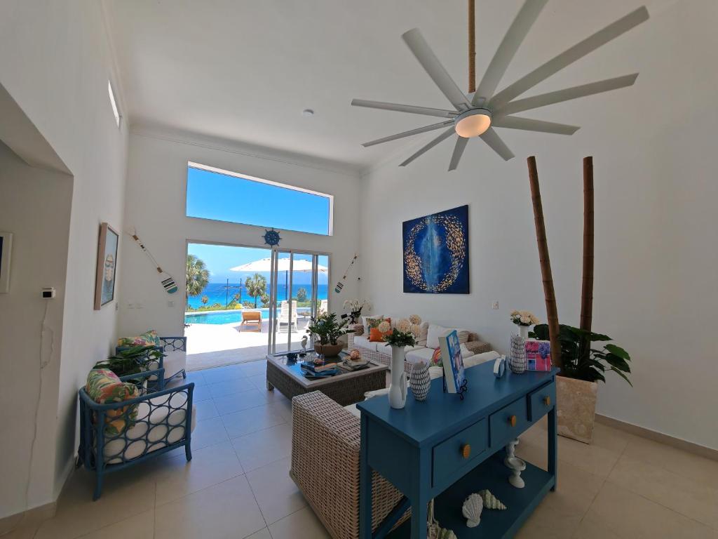 Luxury Oceanfront Villa with Heated Pool, Jacuzzi, Chefs Kitchen, Staff ...
