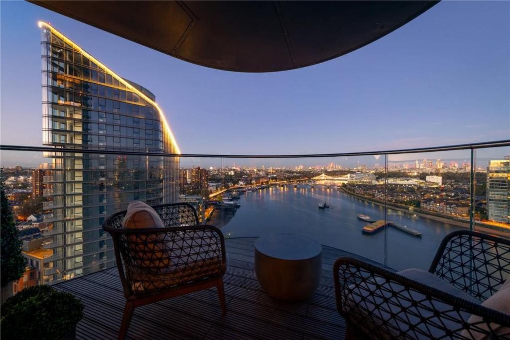 Beautiful Four Bedroom Penthouse over looking the River Thames, Londres ...