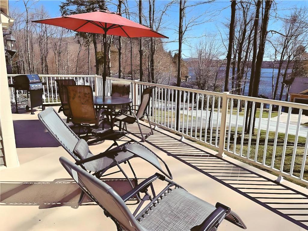 Cozy Stay with Balcony, BBQ & Trails, Near Lake Lyster, Coaticook ...