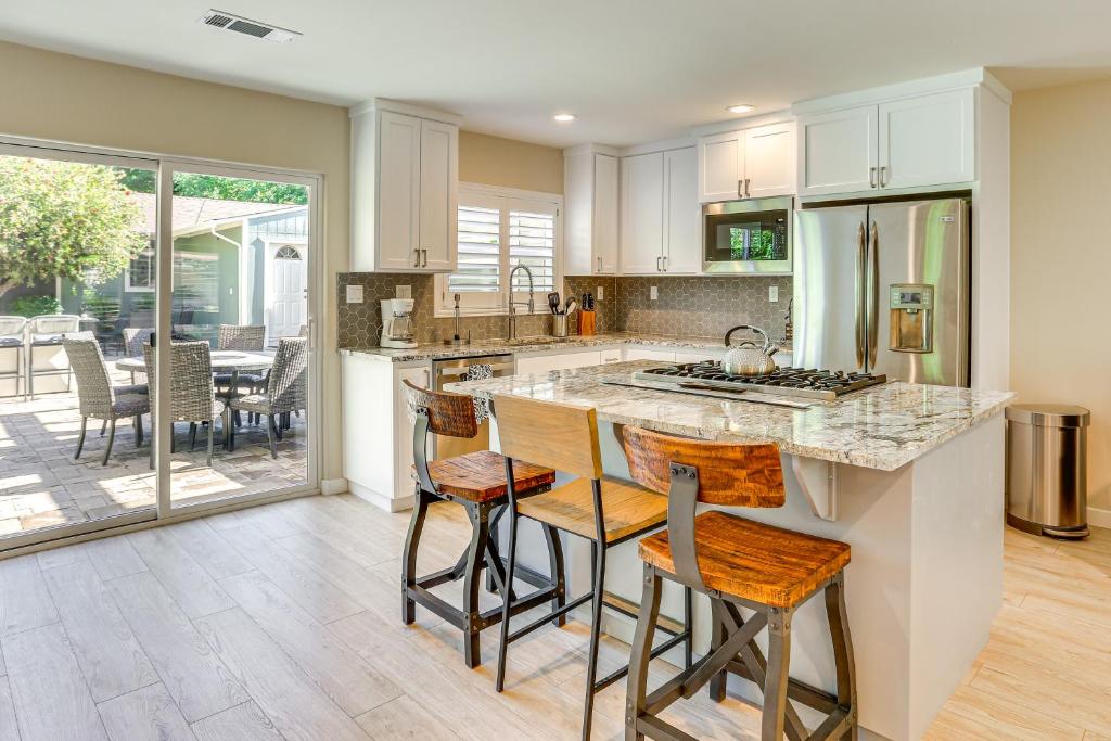 Walk to Park and Aquatic Center Airy Redding Home!, Redding (updated ...