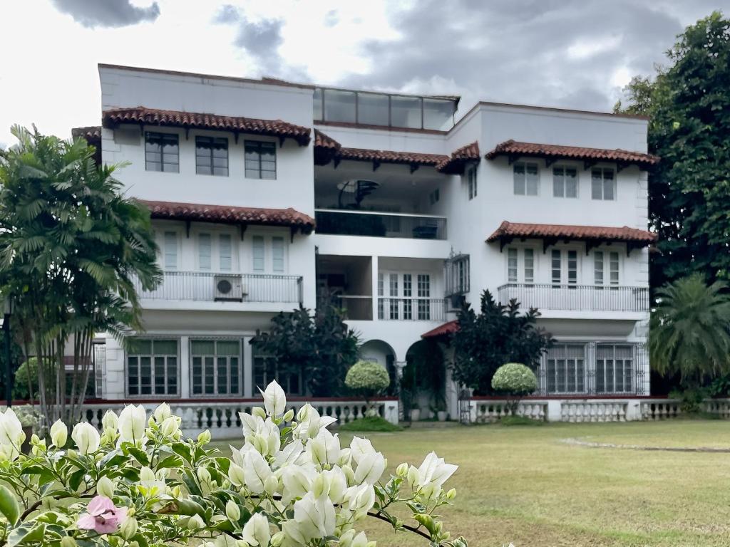 MiraNamin Nest LIRYO Suite in Unique Historic Home - Garden Access ...