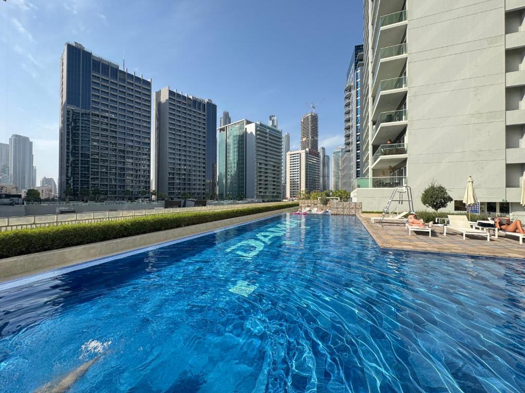 Reva Tower 1BR Sea View Gym & Pool Prime Location, Dubai (harga terbaru ...