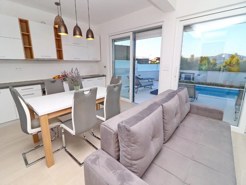 Villa E & D - Four Bedroom Villa with Pool and Patio - Villa D, Drače ...