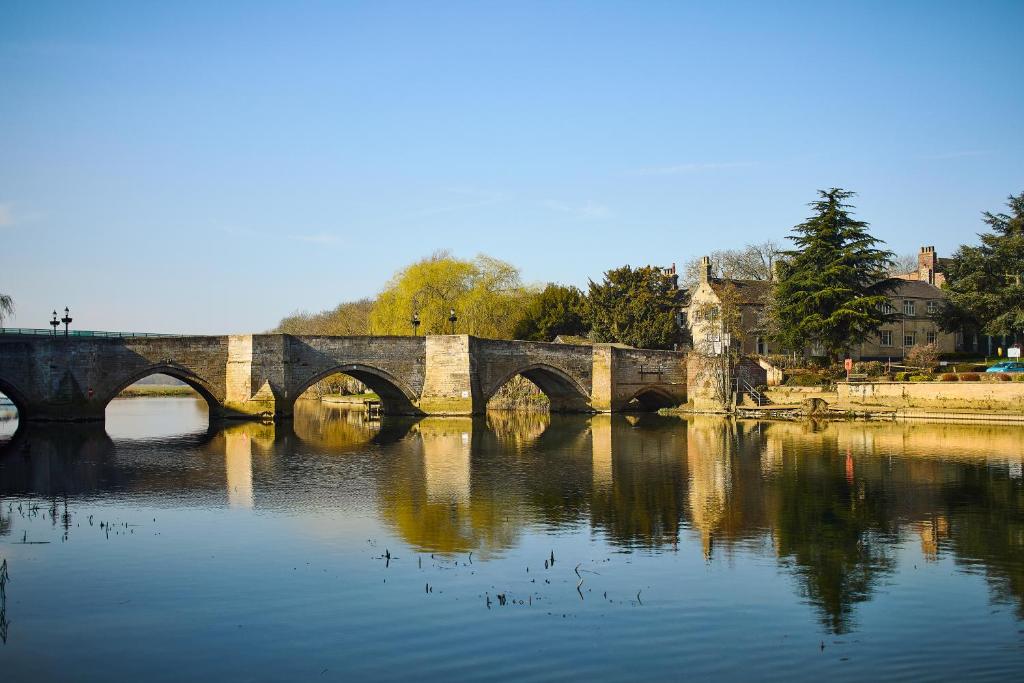 The Old Bridge, Huntingdon (updated prices 2025)