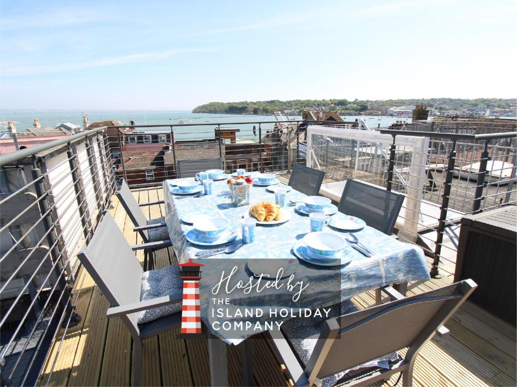 Modern 3-Bedroom Cowes Stay with Balcony & Panoramic Solent Views Close ...