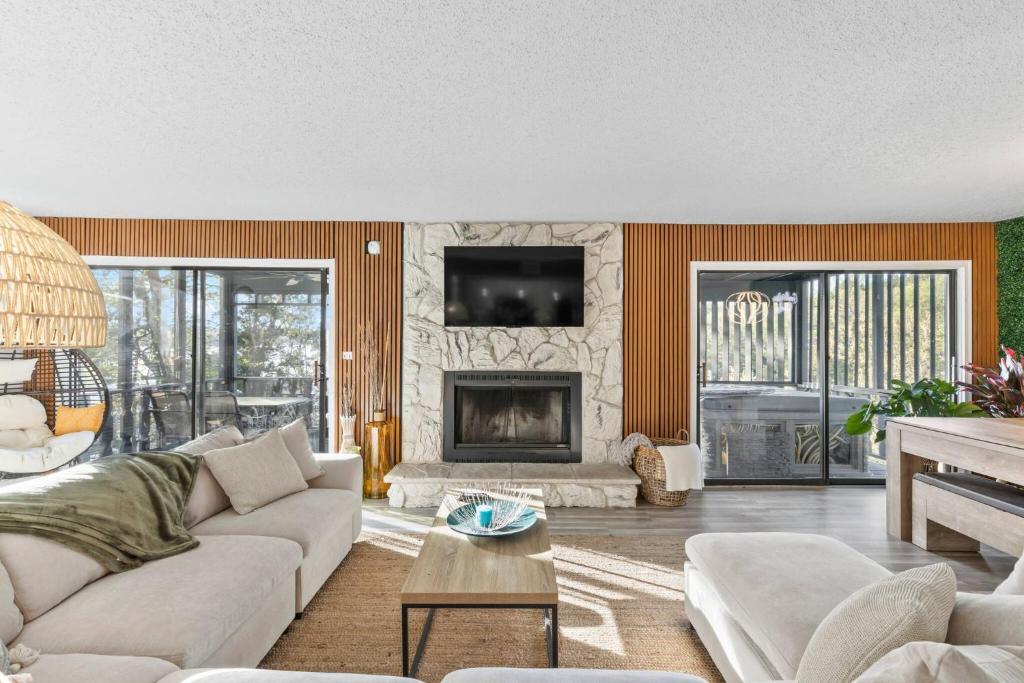 5BR Lakefront Sleeps 22 | Deck, Dock & Hot Tub!（Damsel）：（最新料金：2025年）