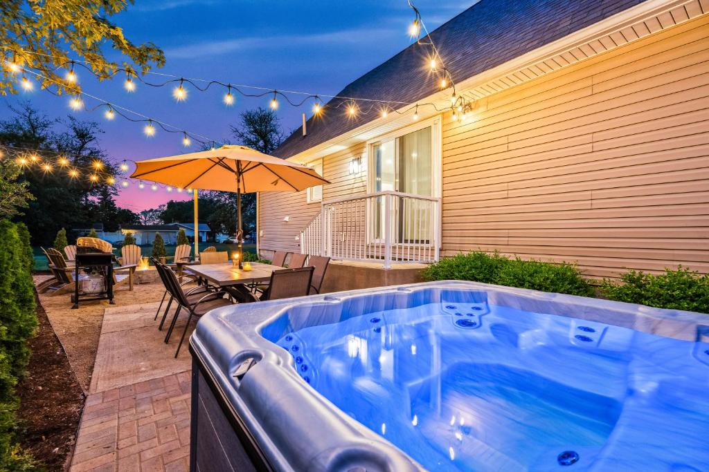 Cedar Point, Kalahari, Sports Force, Hot tub, Fire pit, EV, Pets, Beach ...