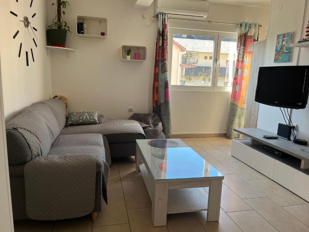 Modern Seaside Apartment with Balcony - Erika,Donja Lastva, Donja ...