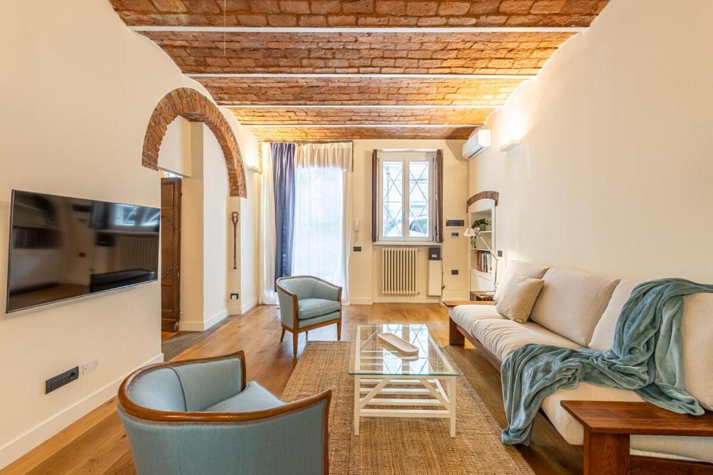 Navigli typical Milan home with private courtyard, Milan (updated ...