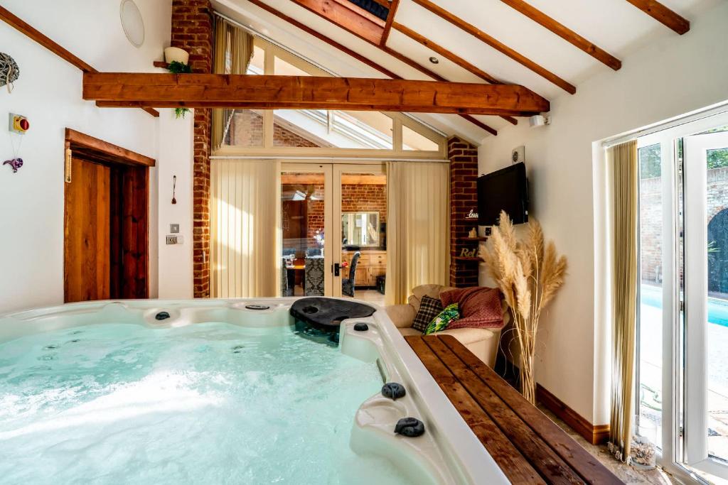Villa Hobland Barn, Fritton Norfolk (updated prices 2026)