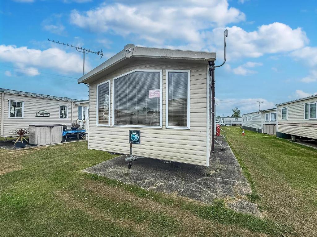 Great Caravan On A Family Holiday Park In Essex, Ref 37055G, Clacton-on ...