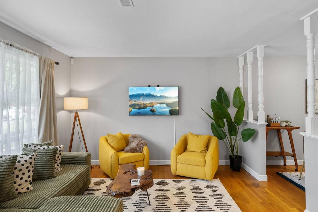 Family-Friendly 4BD - Cozy Stay with Movie & Games, Charlotte (updated ...