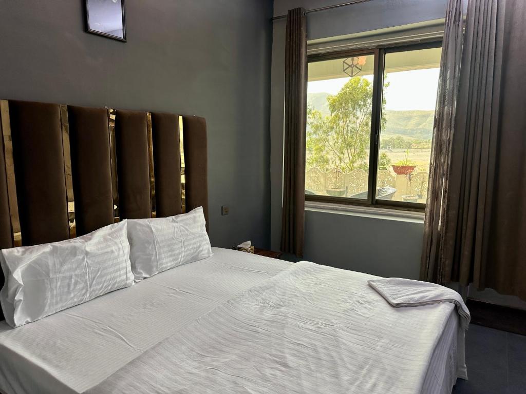 PINETOP RESORT, Khanpur (updated prices 2025)