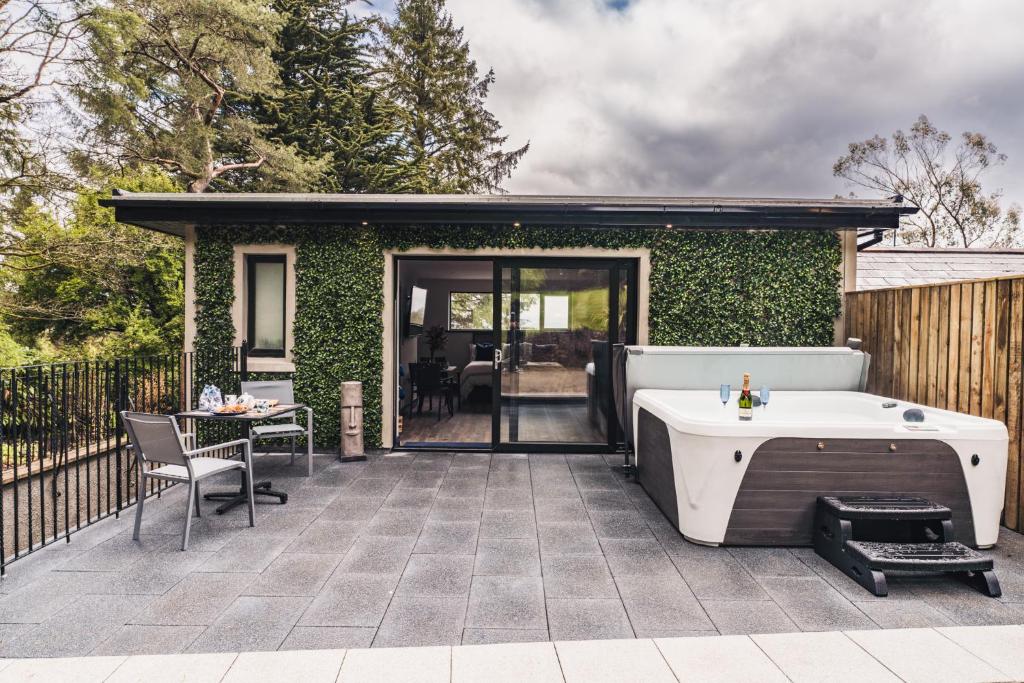 Luxury studio with HOT TUB and Stunning Gardens, Macosquin (updated ...