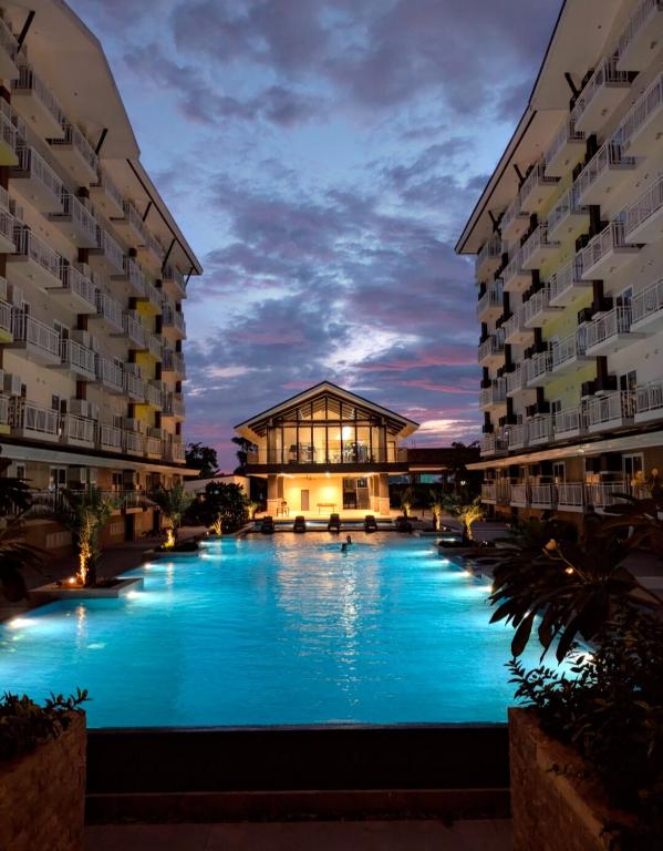 Rest and Fly Luxurious Budget Stay with Pool and Gym Hosted by Peter ...