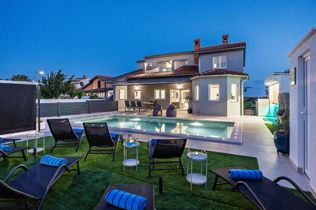 Villa Spa Otium for 8 people with 32 m2 heated pool, outdoor cinema ...