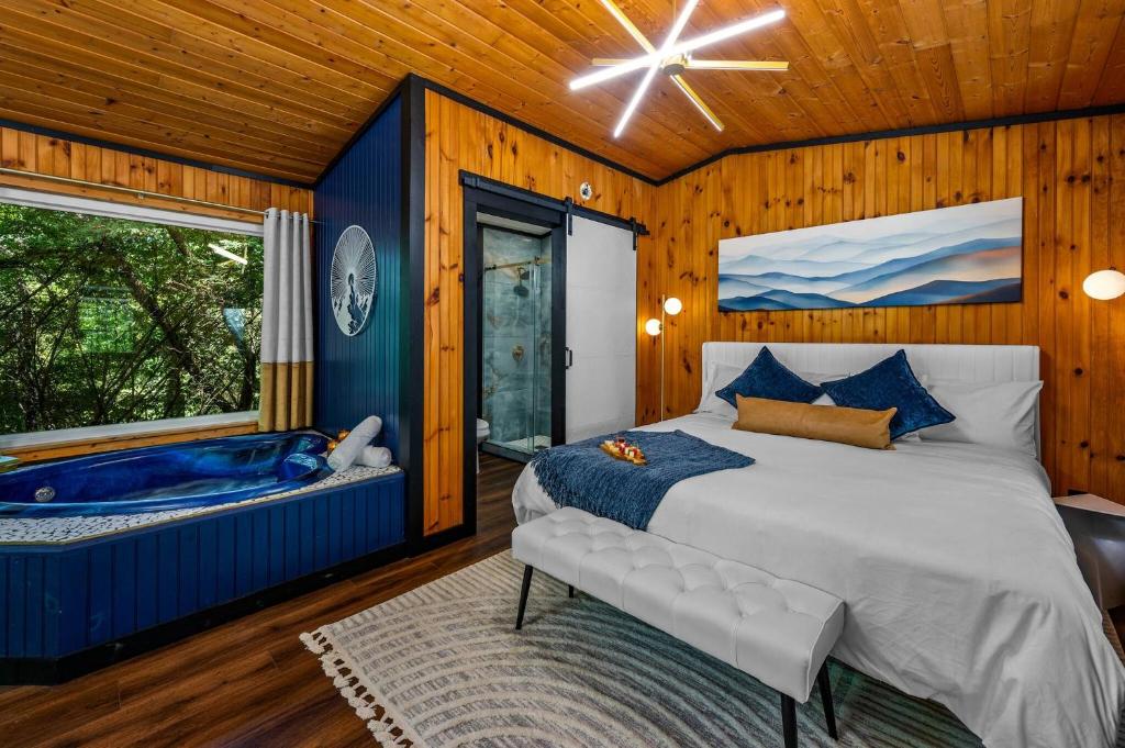 Lux Couples Getaway! Exclusive Theater + Hot Tub!, Sevierville (preços ...