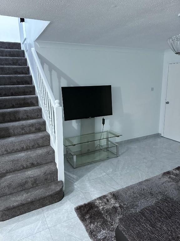 The Eagle's Golden Nest, Woolstone (updated prices 2026)