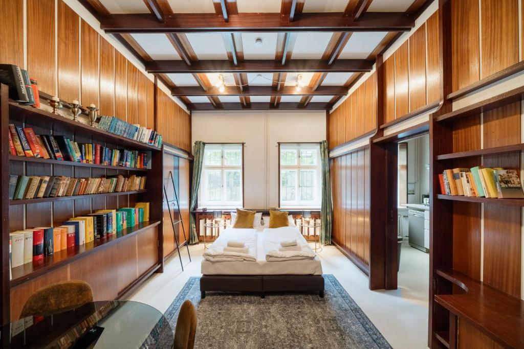 Homely Berlin - Library Style , Wooden Walls , Spacious ...