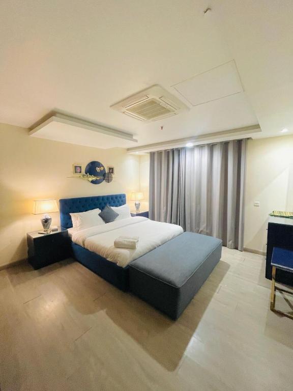 Modern ONE Bedroom Apartments in Gold Crest Mall With Al Fateh Store ...