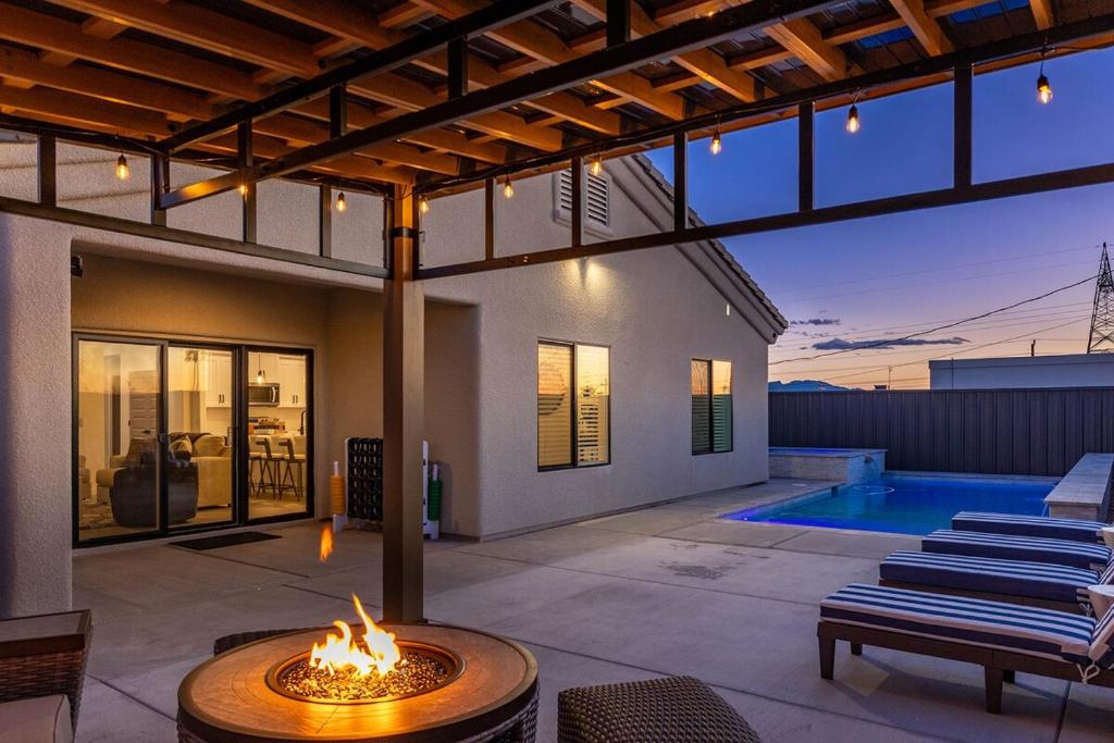 Breakwater Lake Life Pool Spa Fire Pit, Lake Havasu City (aktualisierte ...