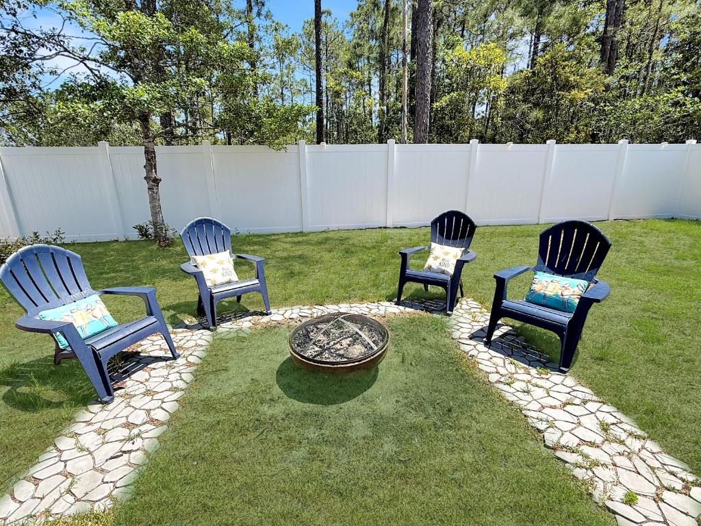 Shadow Lakes Retreat~Central location to Beaches, Golfing, Southport ...