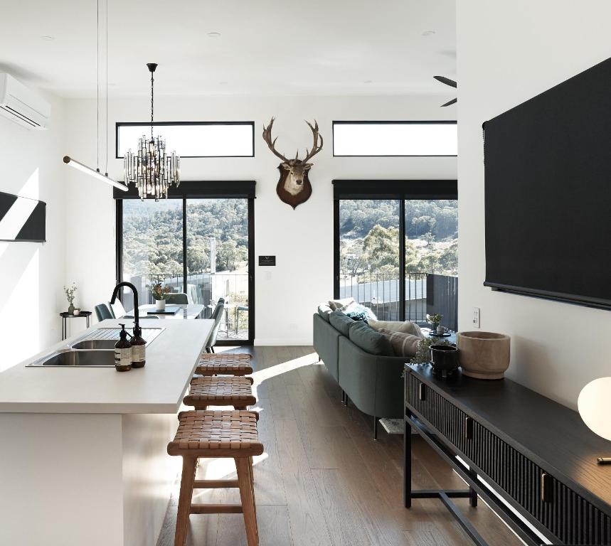 PISTE LUXURY CHALET - Lake Crackenback Resort, Crackenback (updated ...