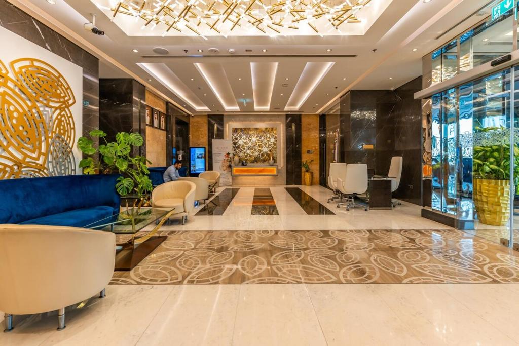 Luxury Studio w & Infinity Pool & Gym Full Bay views（ドバイ）：（最新料金：2025年）