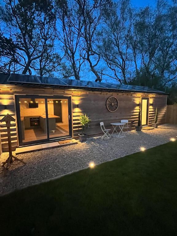 Sunset Retreat, Three Legged Cross (prețuri actualizate 2025)