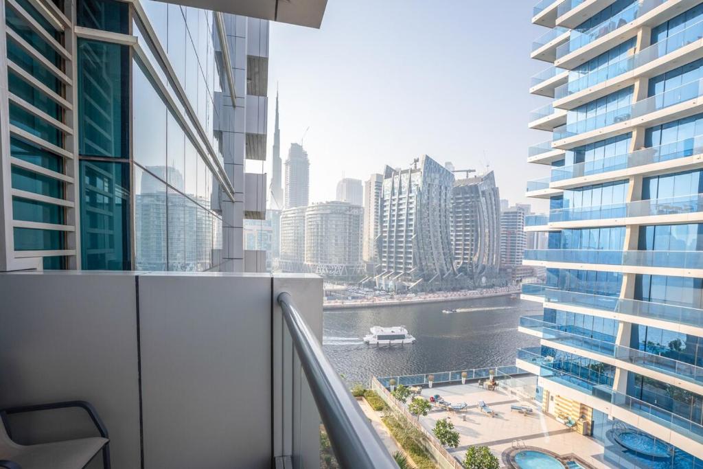 1BR 5-Star Hotel w & Infinity Pool & Gym Canal Views, Dubai (updated ...