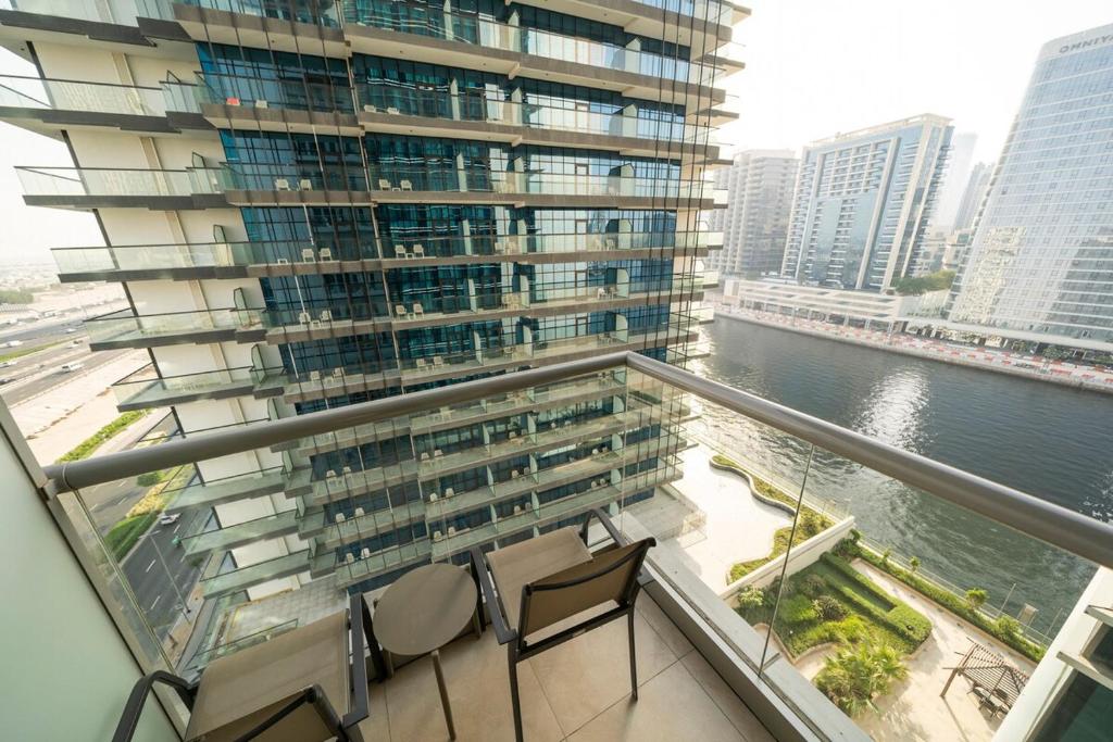 Luxe 1BR 5Star w & Infinity Pool Canal & Burj views, Dubai (updated ...