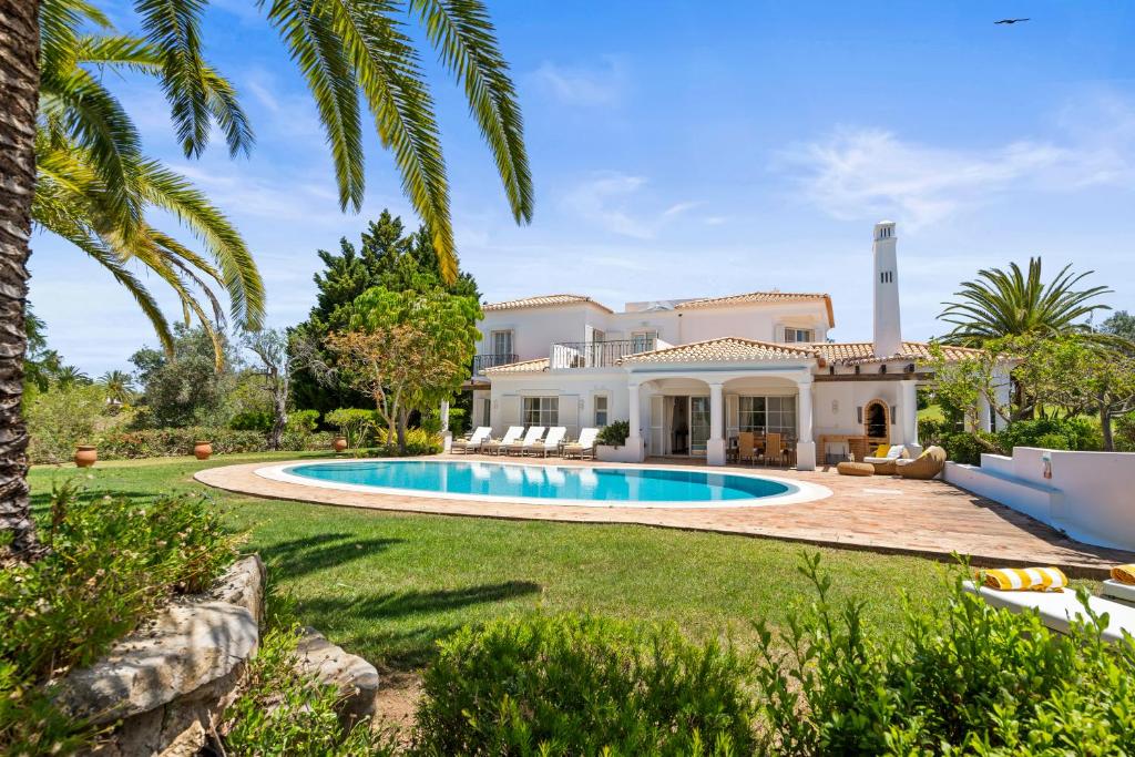 Peaceful 4BR villa on Gramacho golf resort w/ private pool, Lagoa ...