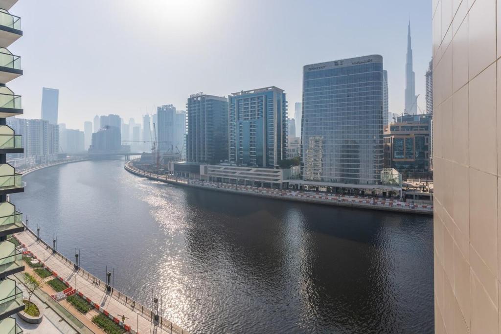 Stunning 2BR Canal & Burj View w & Infinity Pool, Dubai (aktualisierte ...