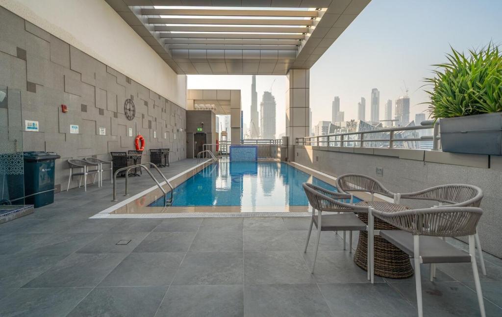 5 Star 2BR w & Infinity Pool Full Canal & Burj Views, Dubai (updated ...