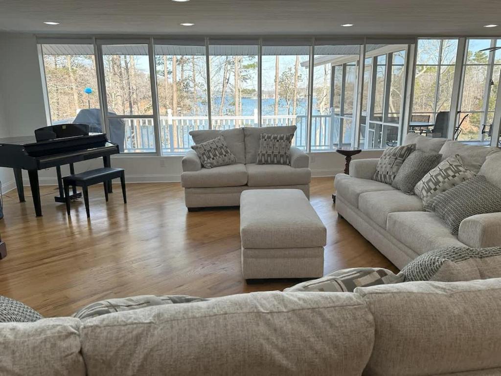 Modern Lakefront Oasis Unwind in Comfort & Style, Flowery Branch (updated prices 2025)