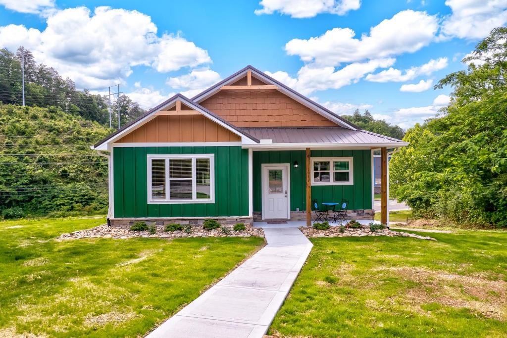 New 2BR cabin across from Dollywood with hot tub, one-step entry, and ...