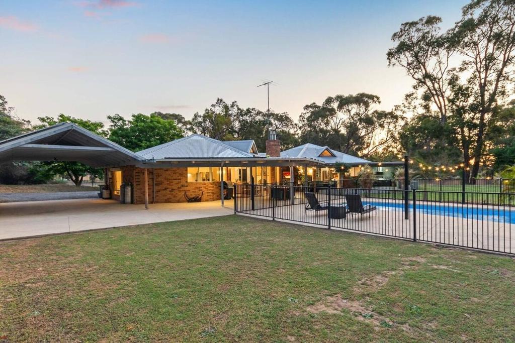 Herron Farm Stay Family Fun and Country Comfort, Dawesville (updated ...