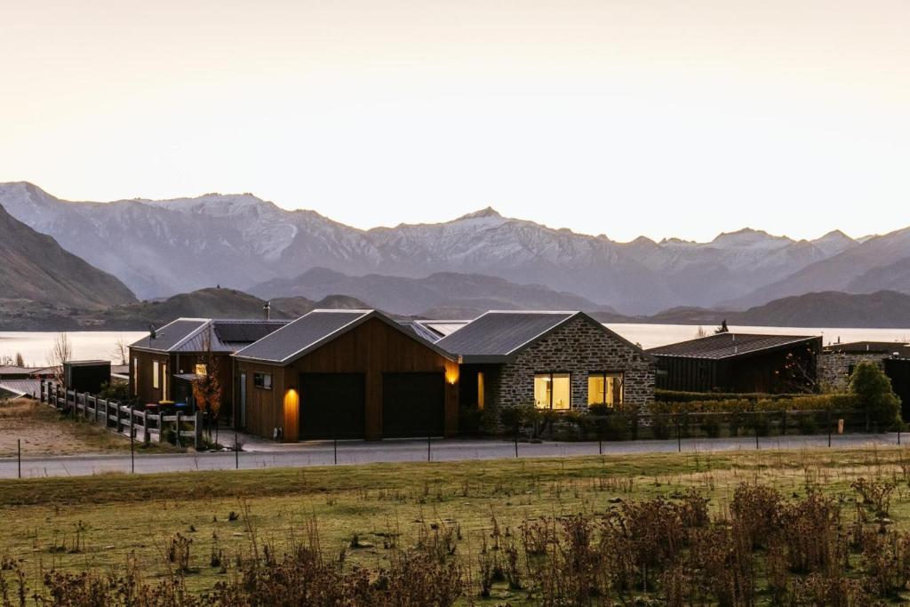 Te Moana - Lake Views - Sleeps 7 - Wanaka, Wanaka (aktualisierte Preise ...