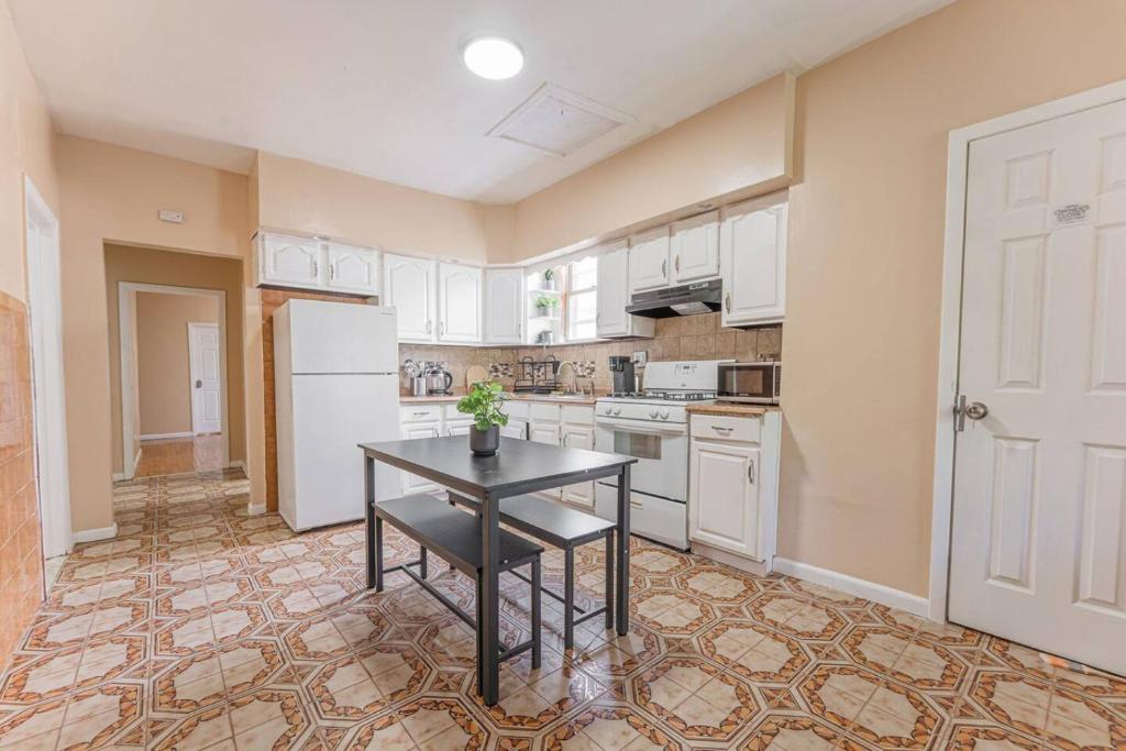 Private BR Wlk to NYC Train 3, Bayonne (updated prices 2025)