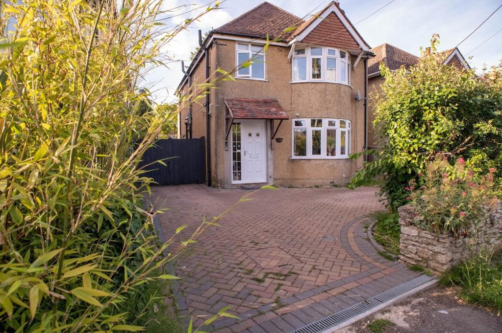 Stylish 3-Bedroom House with big Garden & Parking, Kidlington (updated ...