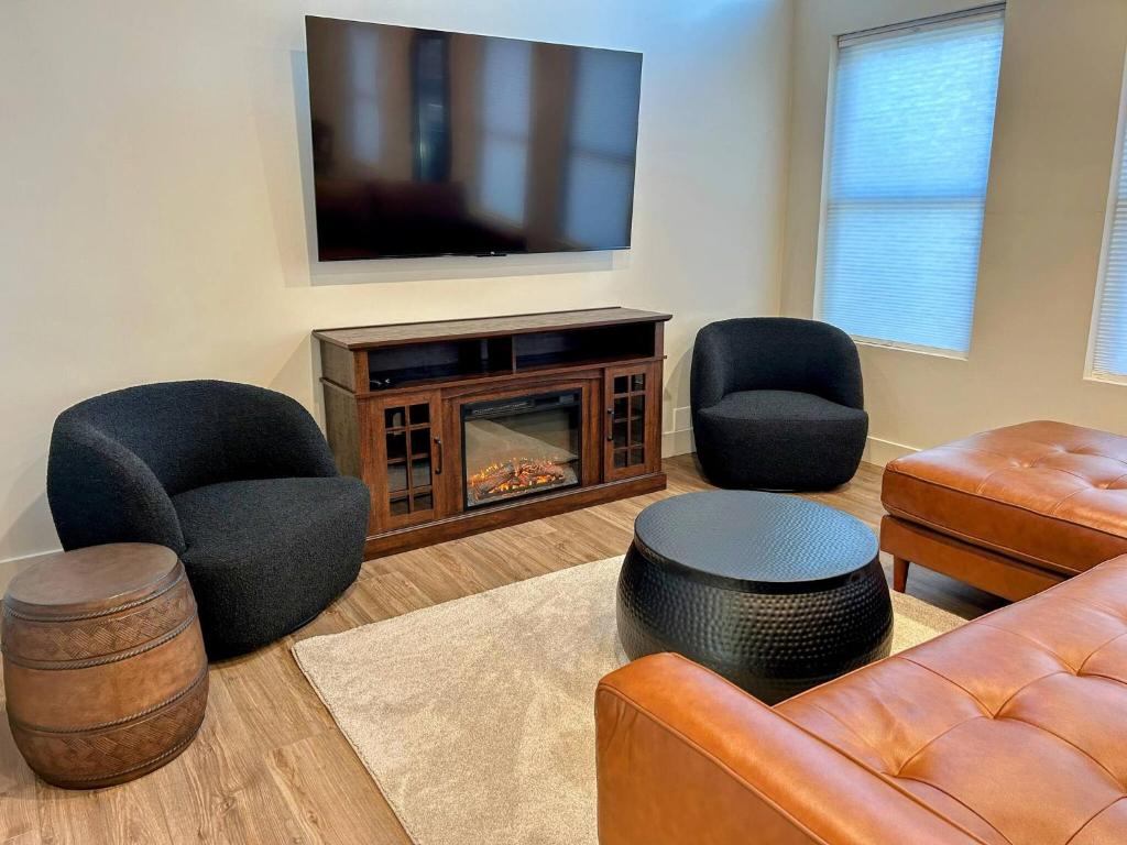 Modern Gem | 2 Kings • Bunks • Hot Tub • Walkable（ドリッグス）：（最新料金：2025年）