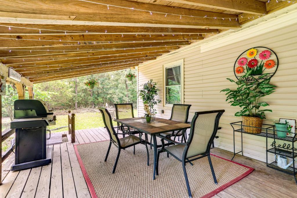 Less Than half Mi to Lake Secluded Gem in Cherokee Village, Hardy (updated prices 2025)