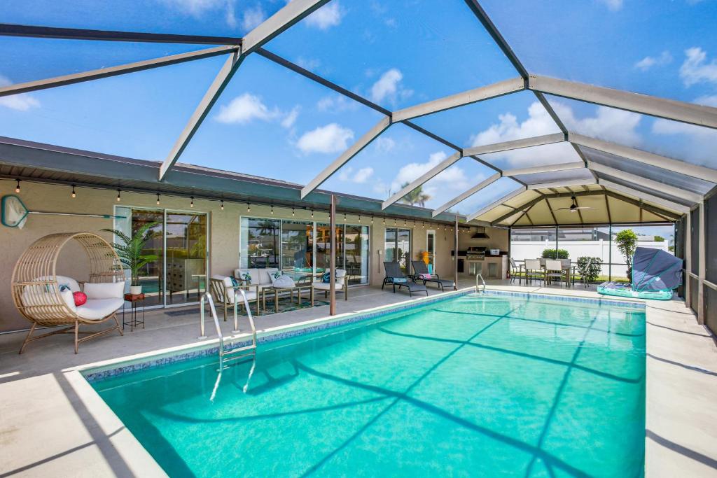 Heated Pool and Dolphin Viewing! Cape Coral Getaway, Cabo Coral ...