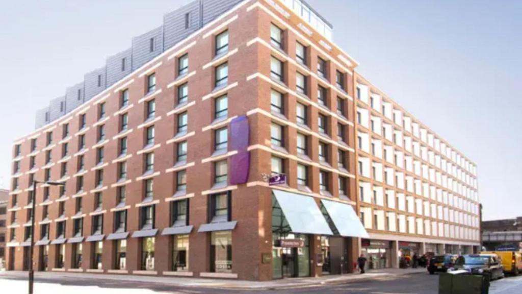 Modern Ensuite in Great Suffolk Street, Southwark, London, Londres ...