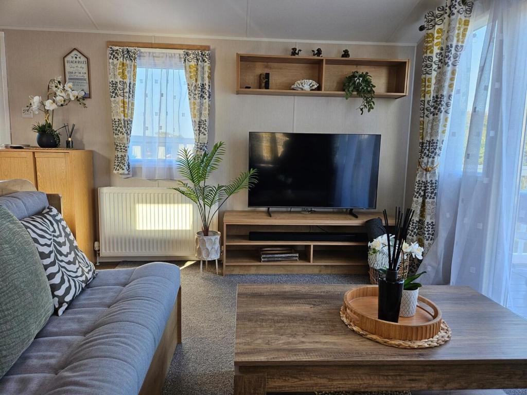 Modern Caravan - Park Dean-Camber Sands - sleeps 6- ENTERTAINMENT ...