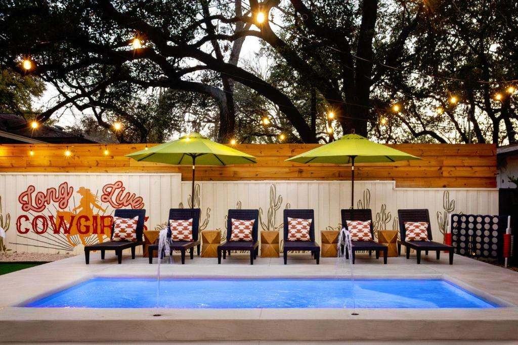 SoCo Cowgirl: Pool, Putt, Karaoke, Spa, 2mi to DT, Austin (precios ...